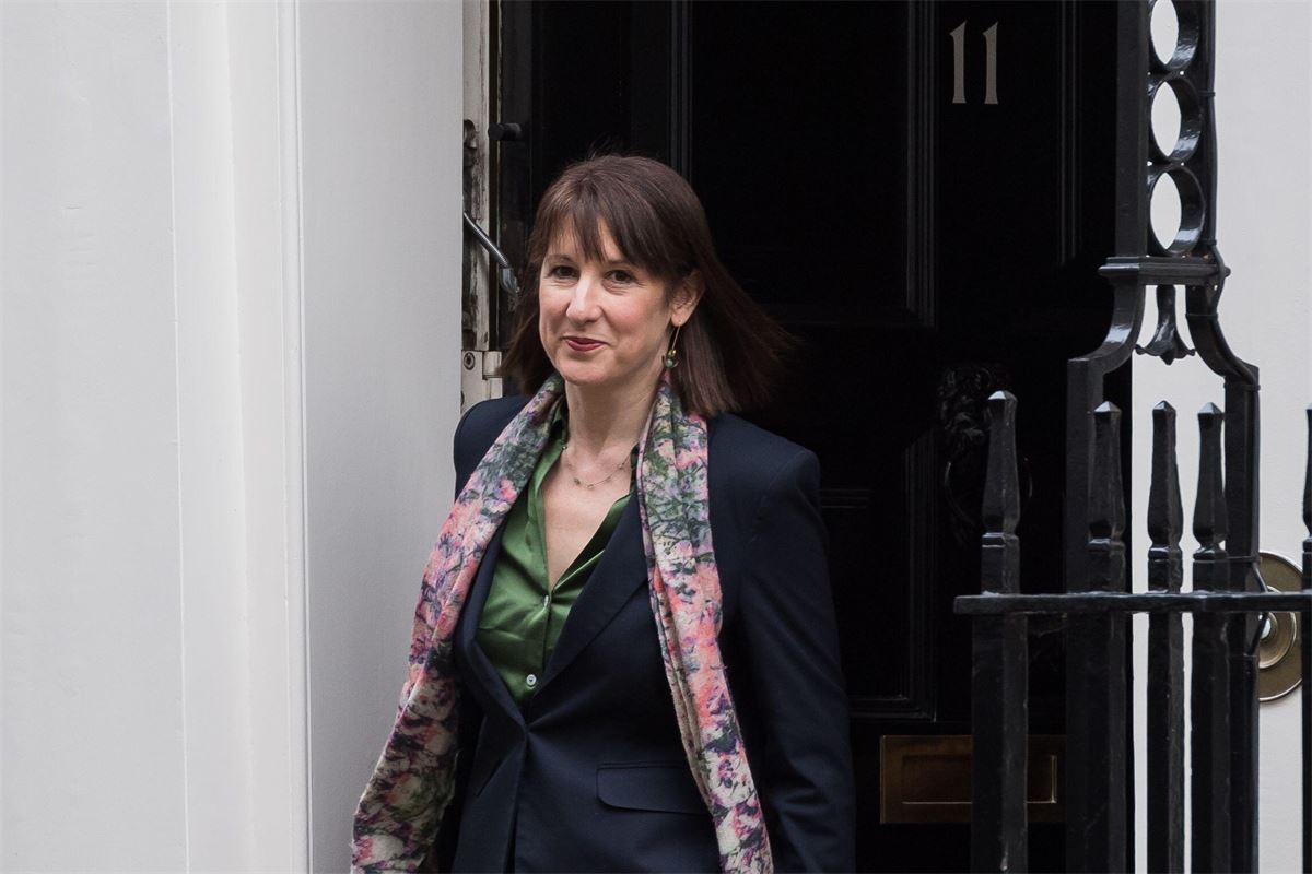 Reeves: 10,000 civil service jobs to go in admin cost-cutting drive